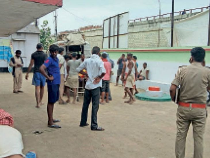 Farmers carrying paddy in Muthani scorched due to high tension wire ...