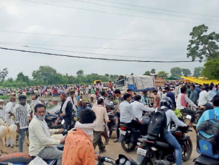 People are unaware of the fear of Corona in the weekly Haat Bazaar in ...