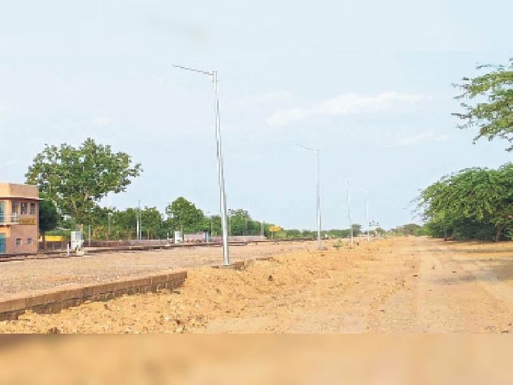 Work on installing new street lights at Lathi railway station, now ...