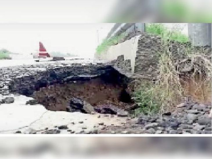 Dhedu flyover on National Highway 44 slips, large crater on shore ...