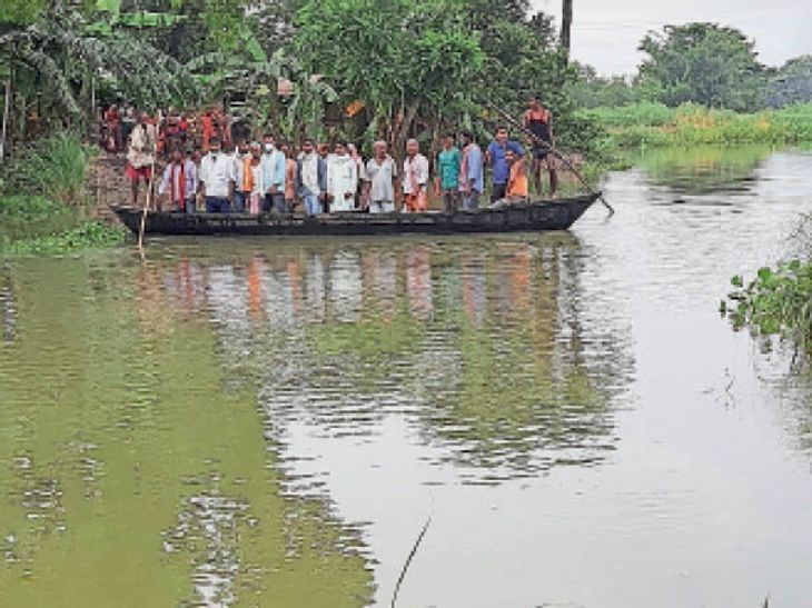 Boat operation started on Pamra Bridge | बाढ़ से परेशानी: पमरा पुल पर ...