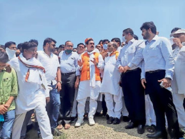 Minister Dr. Mishra sees land in Bhander, 100 MW solar power plant will ...
