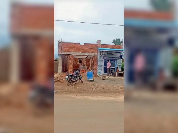 Injured occupiers throwing uprooted red flags also prevent encroachment
