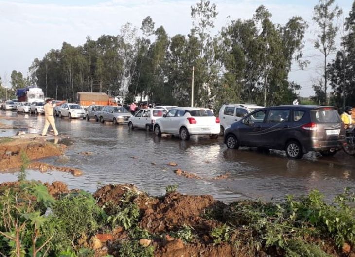Vehicles are falling due to sewerage in Model Town, people are falling ...