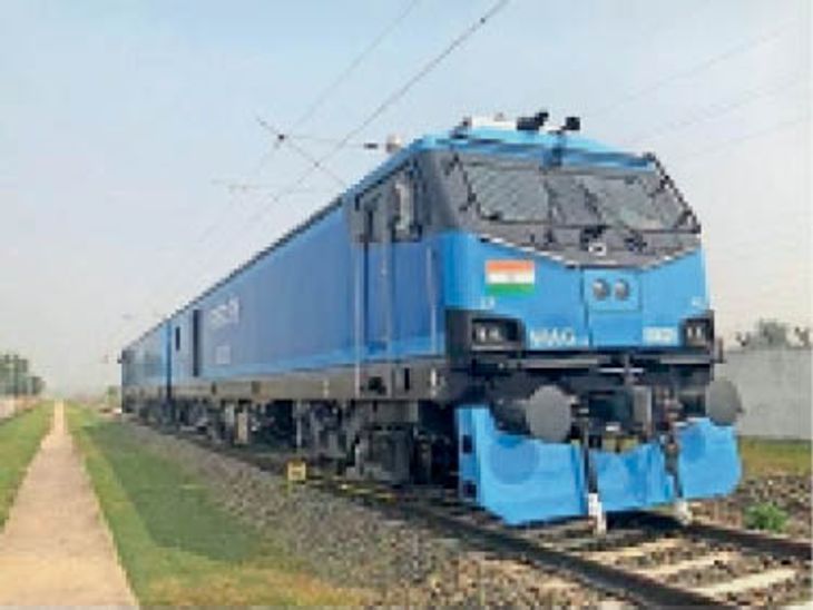 12 thousand horsepower locomotive engine rammed freight train | रेलवे ...