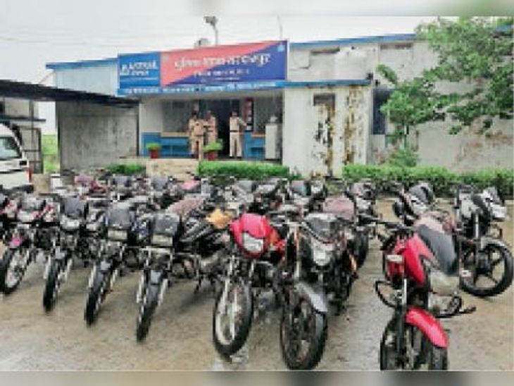 The crooks of the Tanda area stood near the Sardarpur grid to sell ...