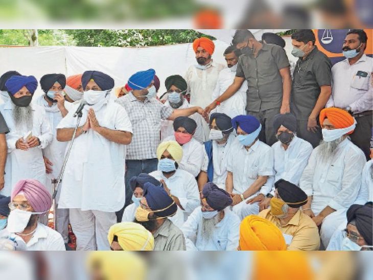 Akalis protest in front of SSP office in Mini Secretariat, 11-day ...