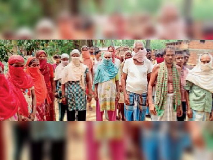 Demonstrated for drinking water in Chutia Pahar village | आक्रोश ...