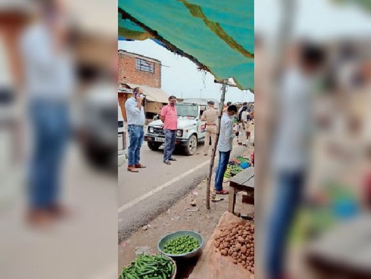 Officers took to the streets of Chausa to strictly follow the lockdown ...