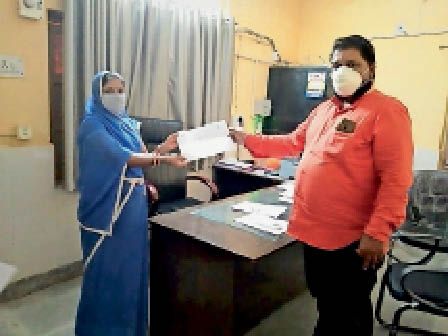 Two hopes of Sankra were honored | सम्मान: सांकड़ा की दो आशाओं का हुआ ...