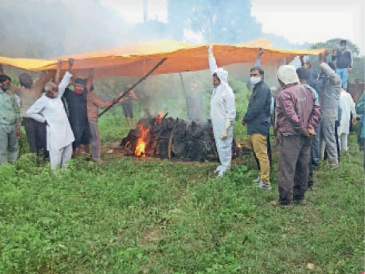 Villagers caught tarpaulin, cremated in light rain | मुक्तिधाम में शेड ...
