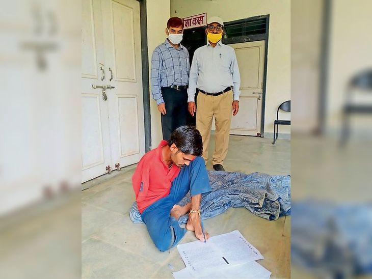 Suraj gave the paper by writing toes in the examination | रुक जाना नहीं ...