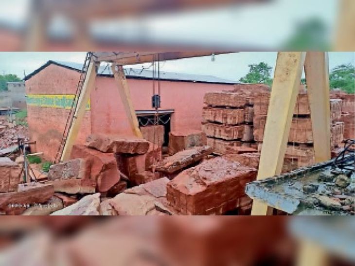 Supply of red stone without paying tax, loss of millions of rupees