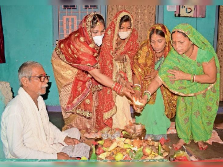Nirjala fast 'Teej': worshiped with social distance | पूजा: निर्जला ...