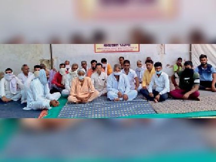 Farmers from 7 villages started indefinite strike at Dhani Mahu bus ...