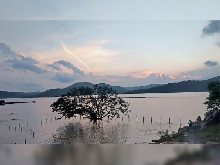 Saroda dam is full due to 25 inch rain in season, view the sunset from ...