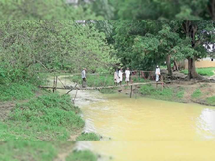 Bhagat crosses the Devaki River with a bamboo bridge | बरसात: बांस के ...