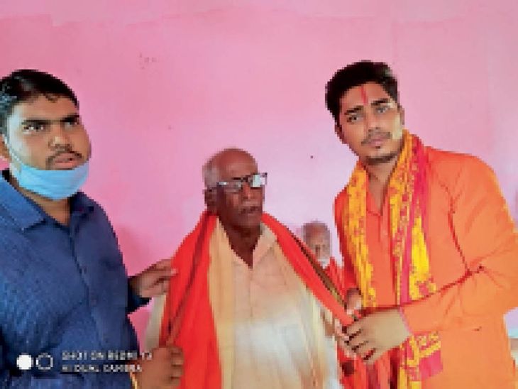 Karsevaks honored with saffron swords | सम्मान: कारसेवकों को भगवा गमछा ...