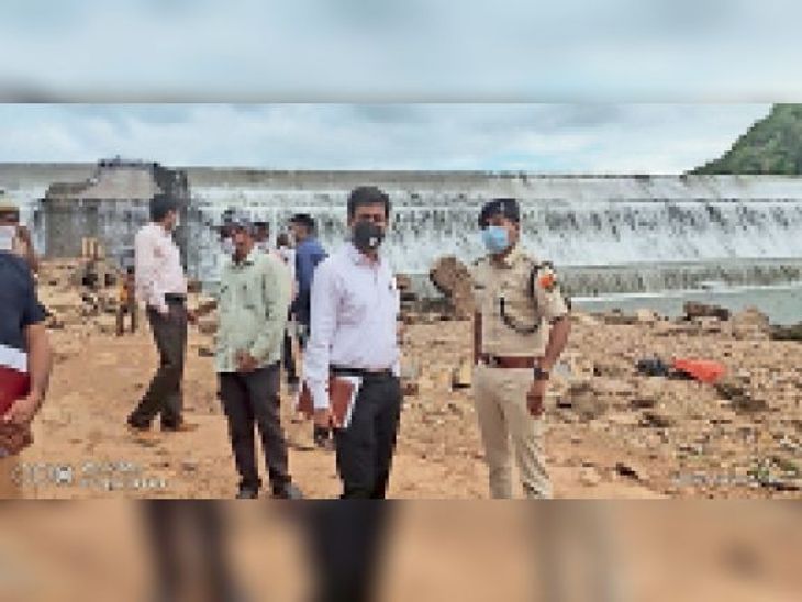 Instructions for putting barricades on Govta dam | भीड़ पर काबू: गोवटा ...