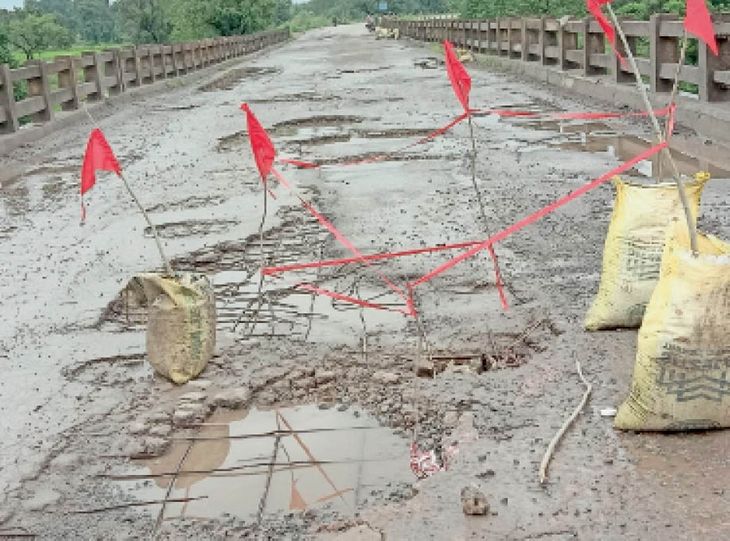 The hole in the Ahiran river bridge on the Katghora bypass has not been ...