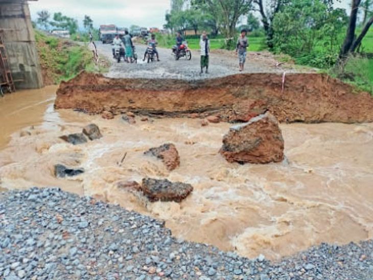 Diversion culvert book of NH, vehicles jammed | परेशानी: एनएच की ...