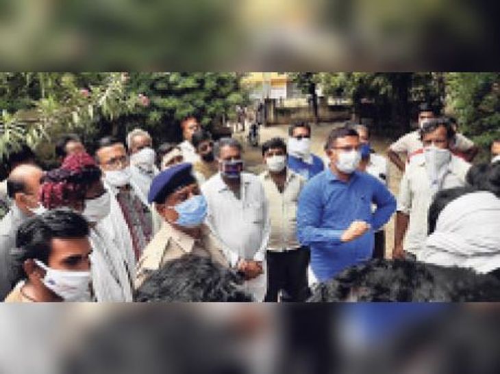 6 hours post-mortem, villagers protest outside Morchery, 6 accused in ...