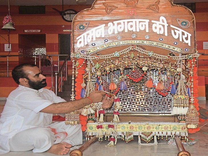 From the great Thakurdwara, Mahanta Mathura Das used to take Hindela in ...