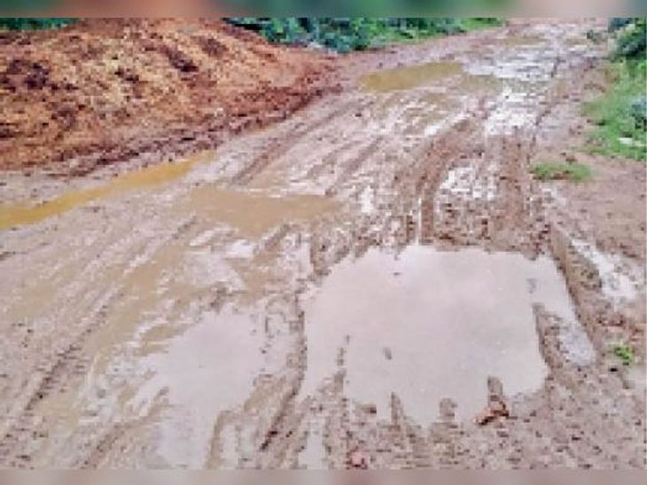 A lot of mud in the common way of Bambori, walking is also bad, people ...