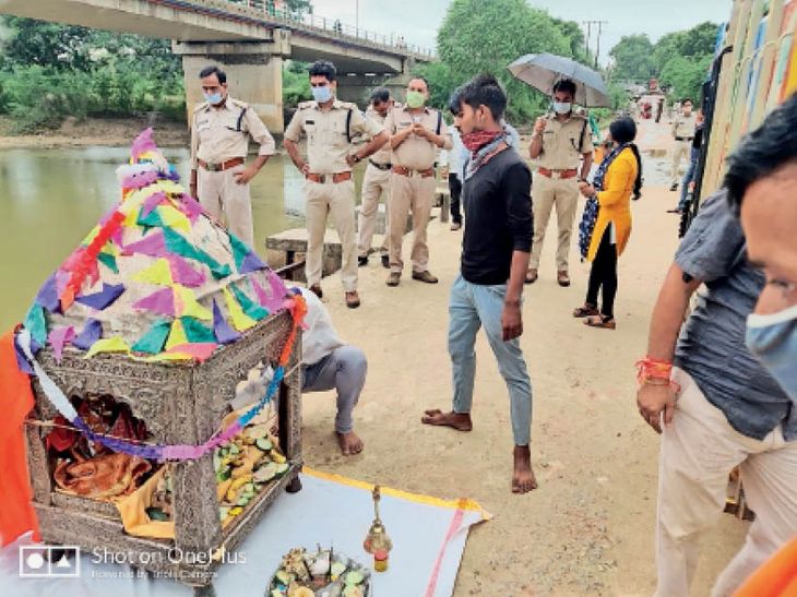 Lord God came out of the sanctum sanctorum and sat in the plane ...