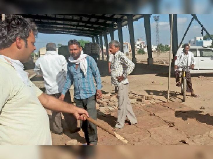 Traders adamant in front of market committee team to close vegetable ...