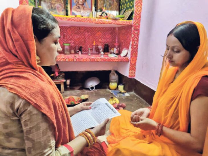 Jiutia ... women kept the fast fast, listened to the story | आस्था ...