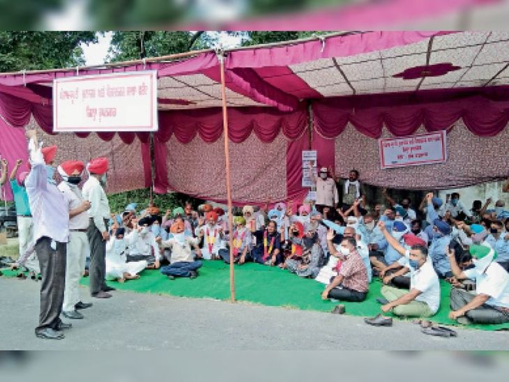 UT members and 11 members of pensioners' shared front sitting on hunger ...