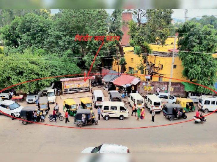 Auto and Tata Magic occupy bus stop, riders on road | प्रशासन की अनदेखी ...