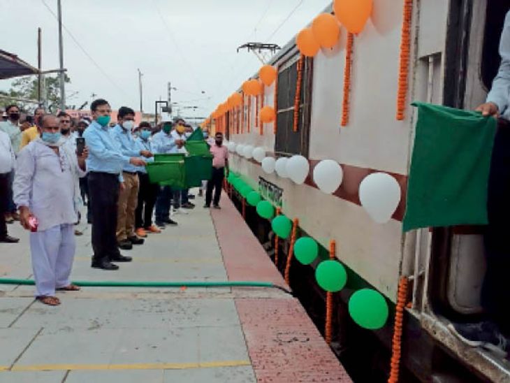 Lichhavi Express departs for Anand Vihar with electric engine ...