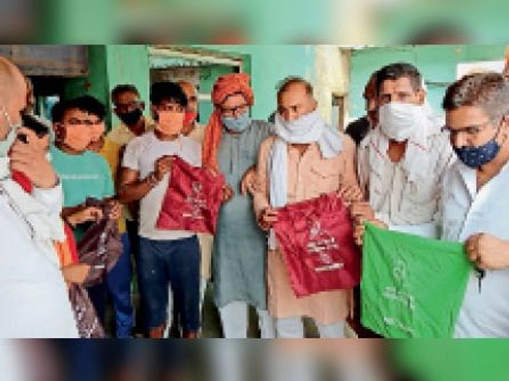 BJP district president Vikram distributed cloth bags | सेवा: भाजपा जिला ...