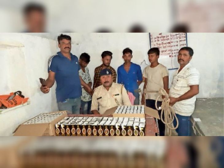 Smugglers busted with 174 bottles of liquor in Khawaspur | कार्रवाई ...