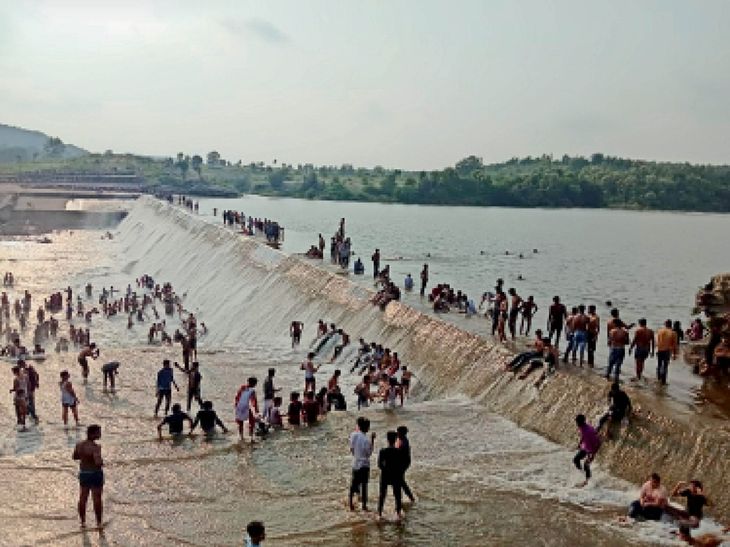 Careless gathering of tourists on Panhal Dam, care not for life | डैम ...