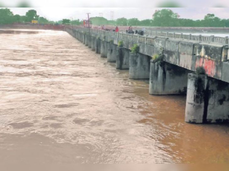 Eight gates of Kamla River in Jayanagar were eaten up due to rain
