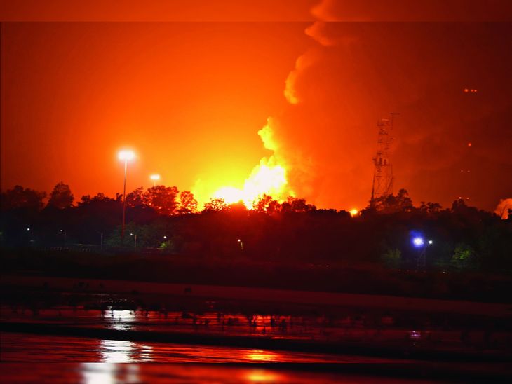 Explosion due to high pressure in 36-inch gas pipe coming from Bombay ...