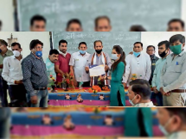 Certificates distributed to students with more than 85% marks in class ...