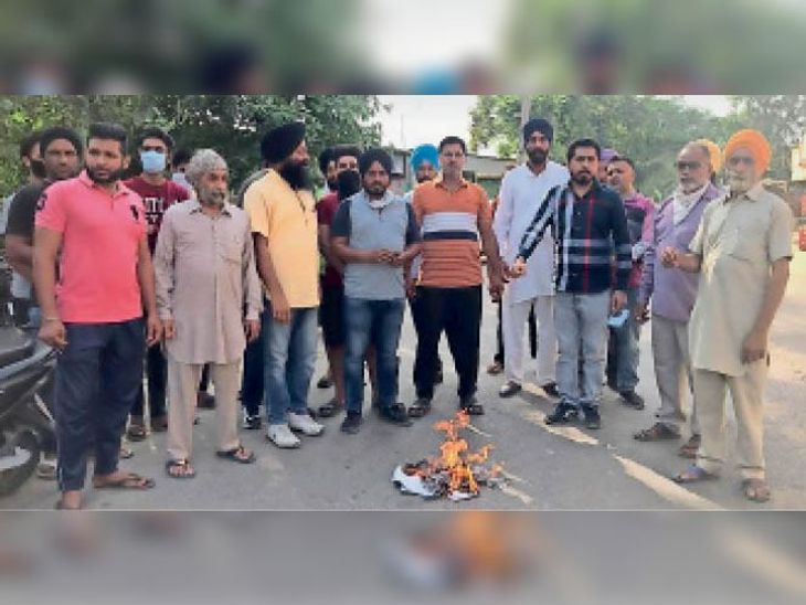 In village Barwa, farmers burnt copies of agricultural bill, shouting ...