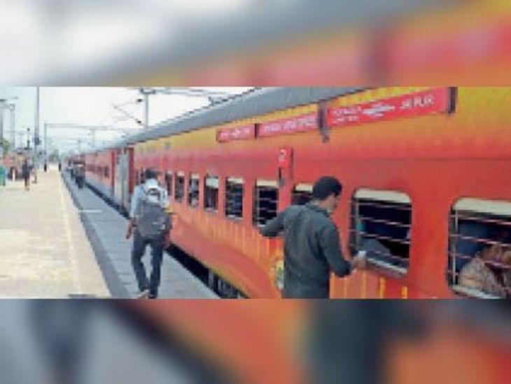 Ashram express full, 150 reached waiting, 150 to 200 seats in Prayagraj ...