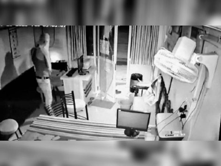 15 thousand rupees except computer, laptop. Stole the crook | चोरी ...