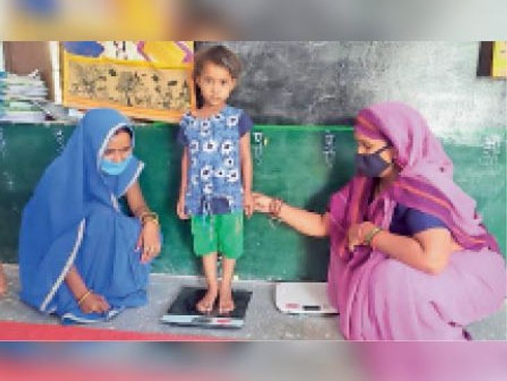 Growth test by weighing children at Anganwadi center | स्वास्थ्य ...
