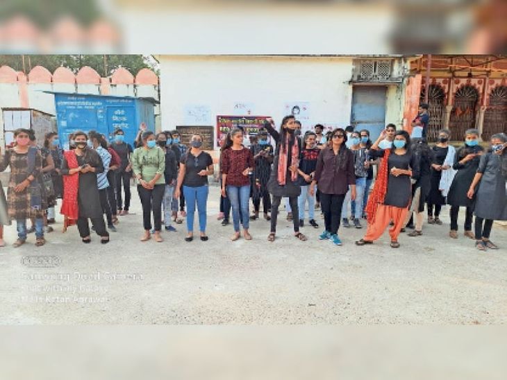 Students protest against Red Hand Protest, ABVP demands strict ...