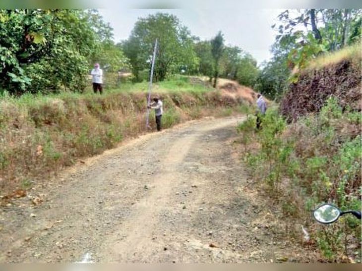 Curve in 10 places on the first ghat of Kalakund, need more width | महू ...