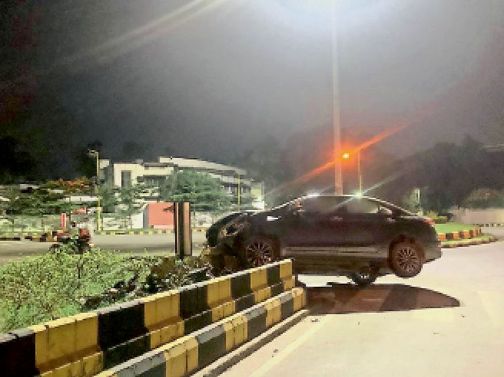 Two car collision on Jusco roundabout, one divider | दो कार की टक्कर ...