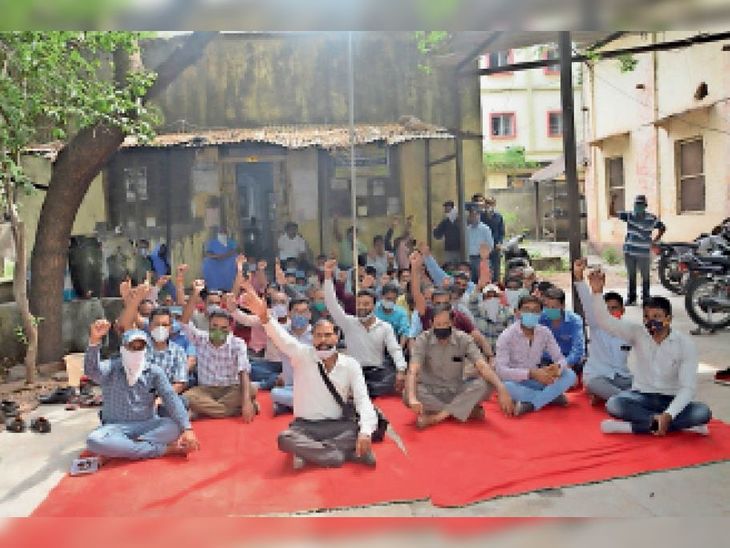 Employees encircle DISCOM office in protest against giving power system ...
