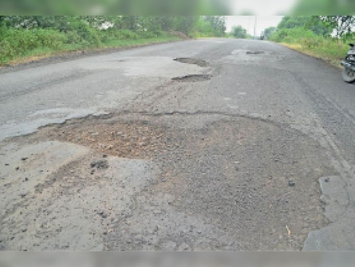 More than 200 pits in the 15 km Nagda-Khacharaid road; | शर्म करो ...