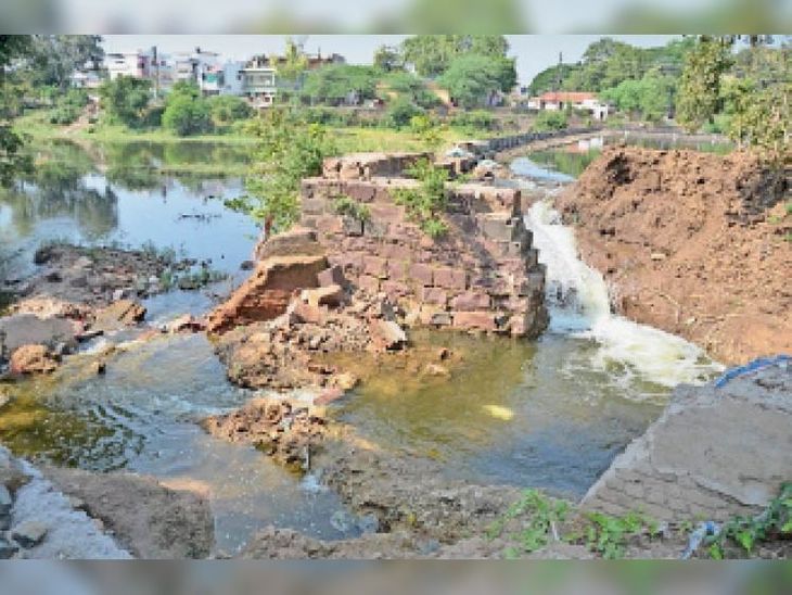 Water is flowing due to erosion on the Chaddar bridge for 4 days, no ...